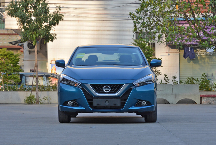 家用“舒适王”日产蓝鸟，运动外观+1.6L引擎，油耗5.3L却不好卖 - 知乎