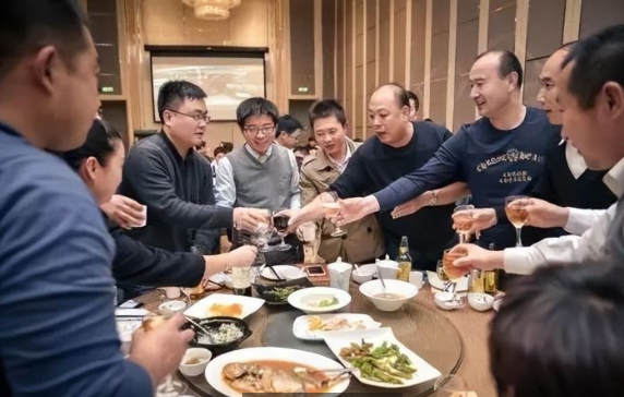 酒桌上不愿敬酒的人，是傲娇吗？网友：只是看透了而已 - 知乎