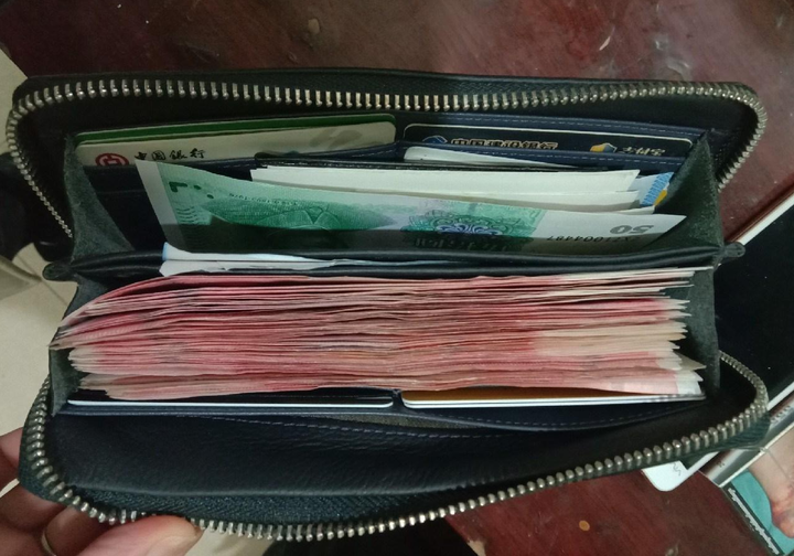 河南一男子捡到一沓百元大钞，拿银行兑换当场惊喜变惊吓 - 知乎